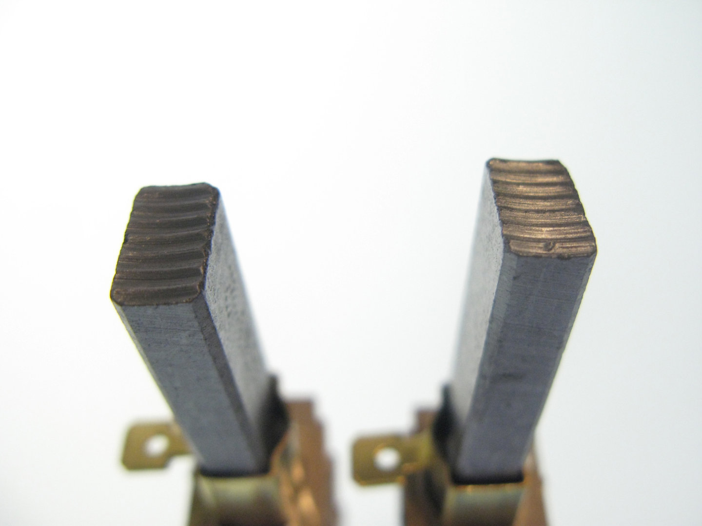 Beam vacuum cleaner motor carbon brushes (190, 284) - fhp.fi ...